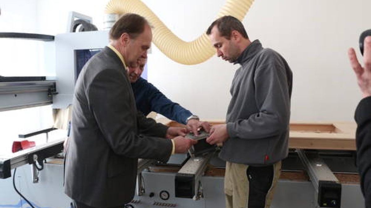 Landrat Andreas Heller besucht Tischlerei Jacob in Bürgel