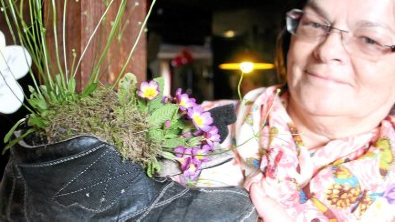 Alte Gummistiefel zum Blühen gebracht: Christine Riedel macht es möglich