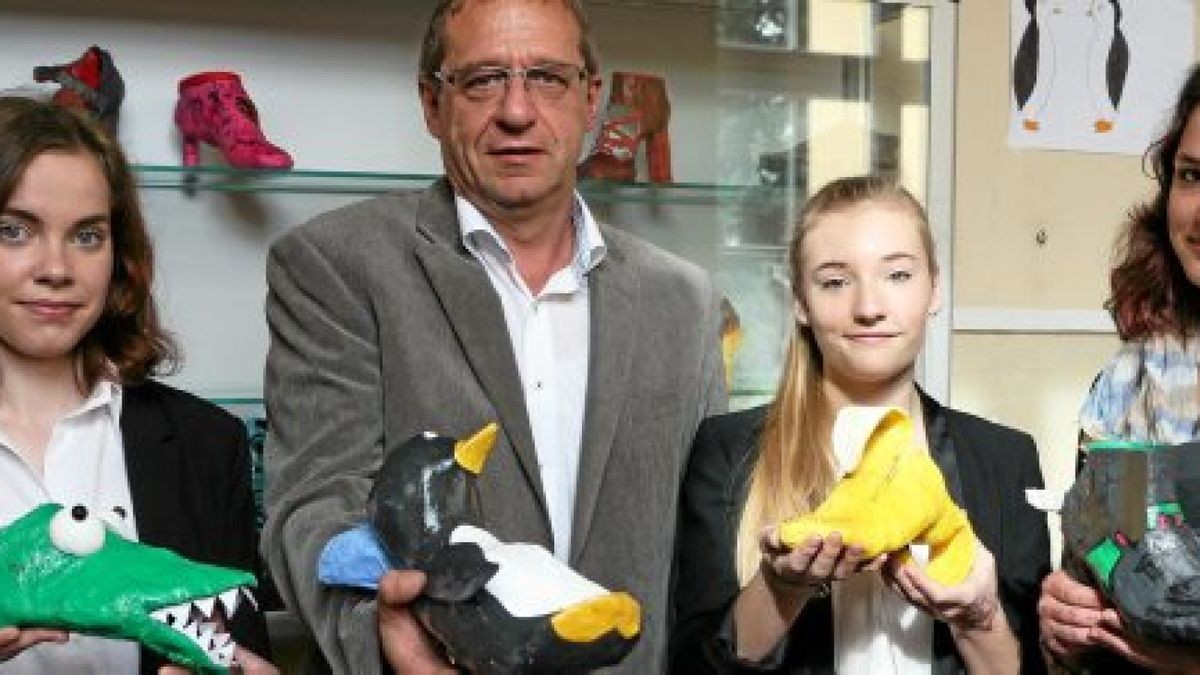 In Bürgeler Schule ungewöhnliche Schuhe ausgestellt