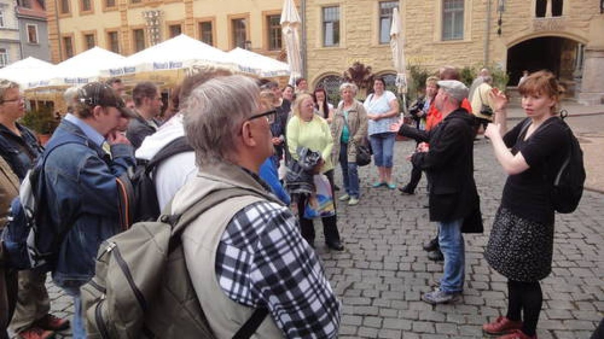 Stadtführer Heinz führt mit Gebärdensprachdolmetscherin Kath durch ...