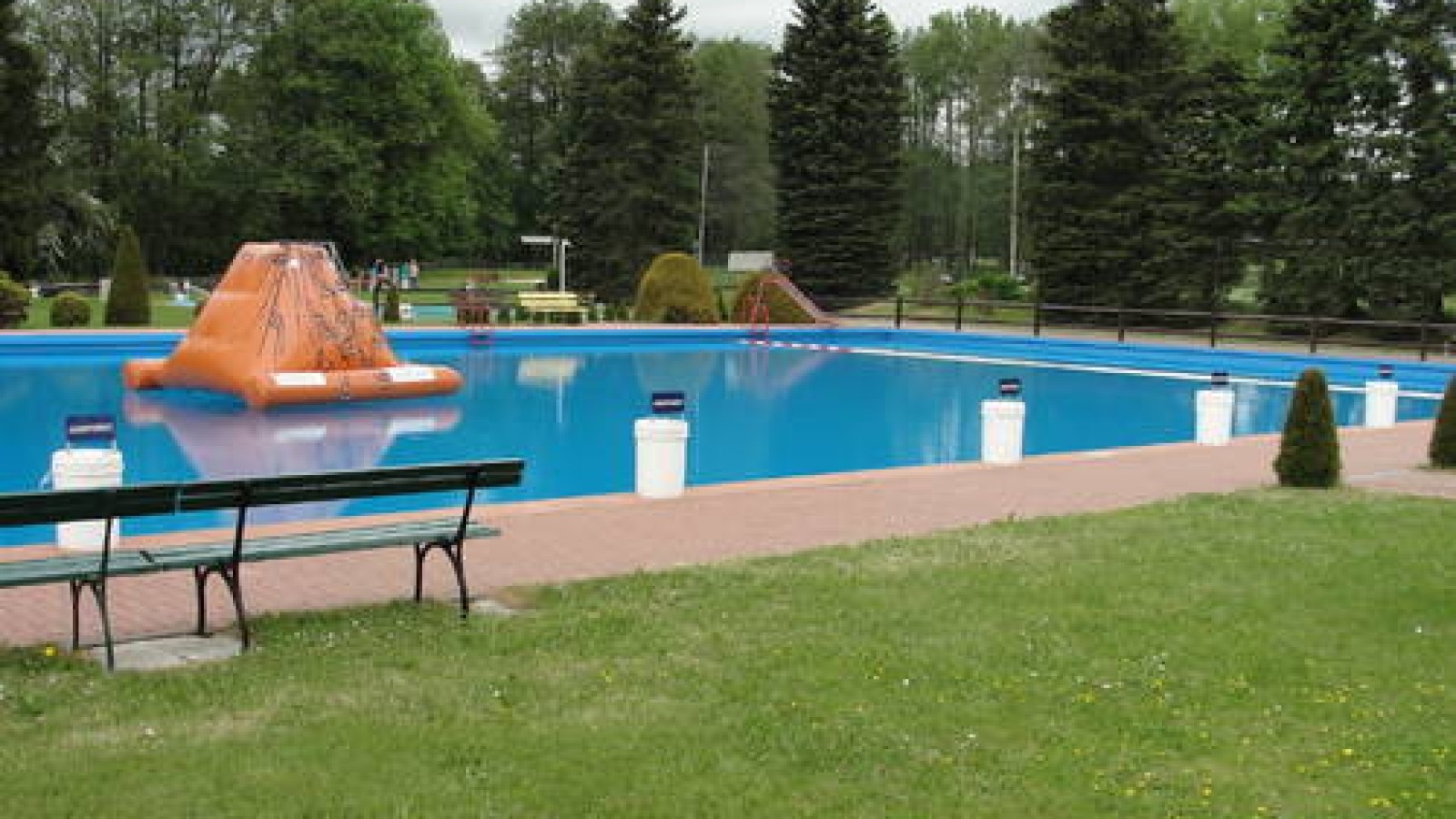 Freibaderöffnung in Gefell: Bürgermeister der Erste im Becken