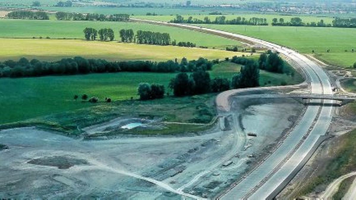 Tank- und Rastanlage „Leubinger Fürstenhügel“ mit Podium beim Bund