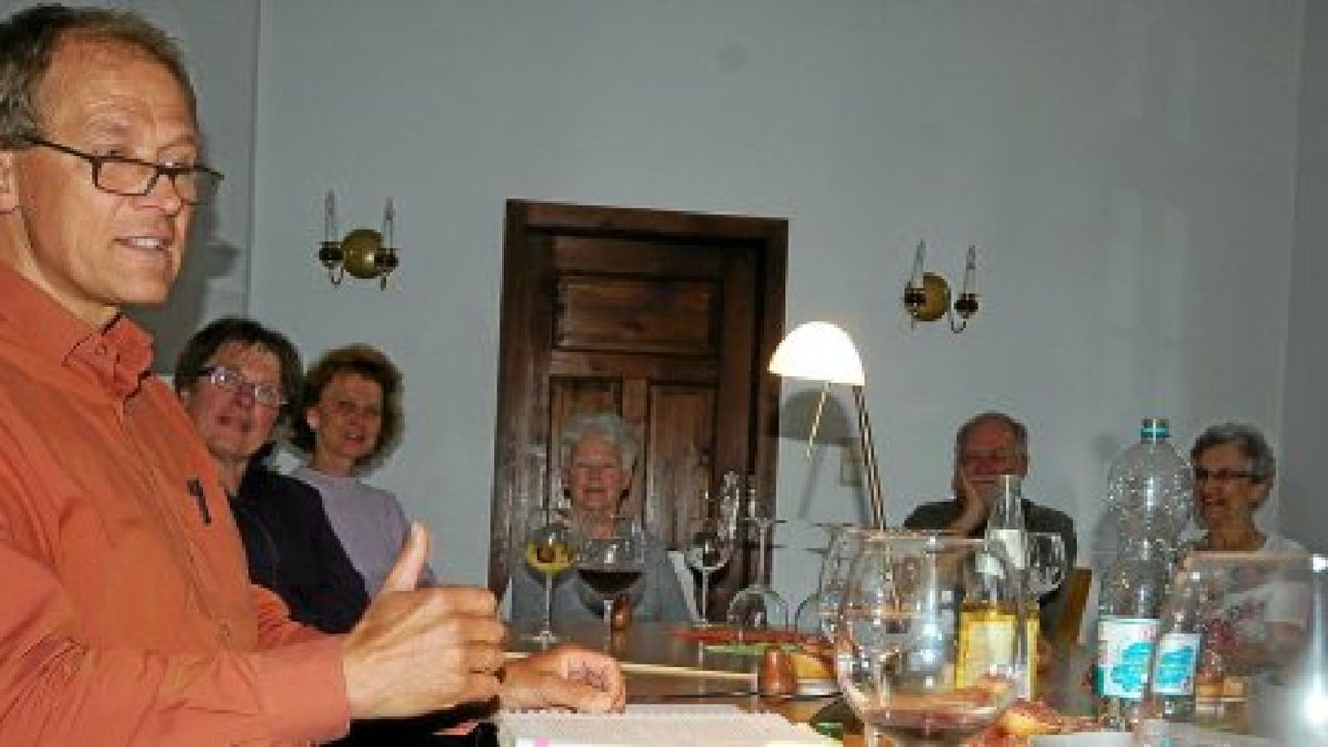 Nikolaus Huhn wandert zuhörend durch Thüringen