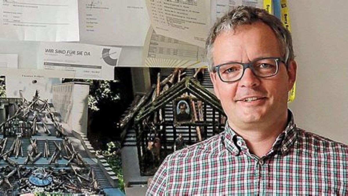 Schwebende Baumstämme bei den Domstufenfestspielen in Erfurt