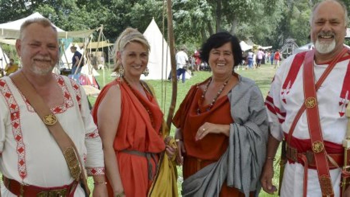 Künste der Handwerker faszinieren Besucher des Römermarktes