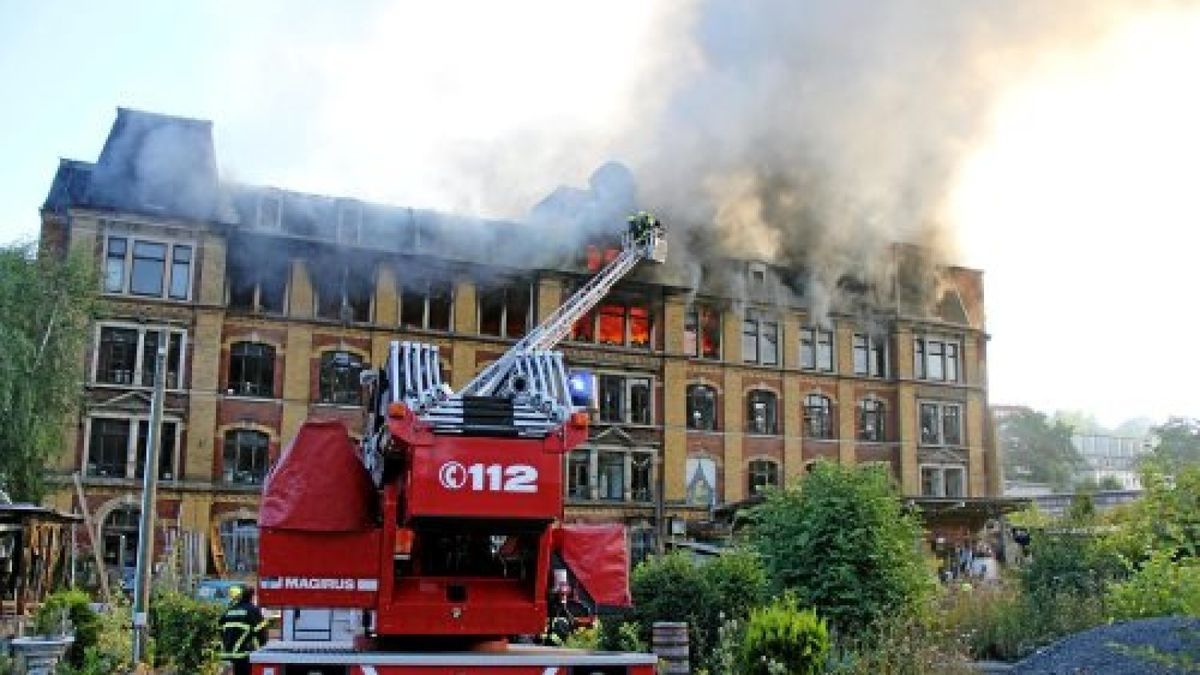 Großbrand in DDR-Museum in Greiz: 8 Feuerwehren im Einsatz
