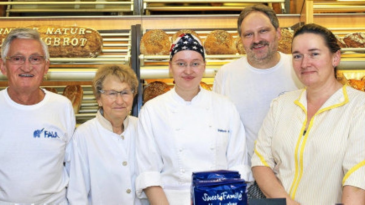 Opa lernt vom Enkel in Friedrichrodaer Bäckerei
