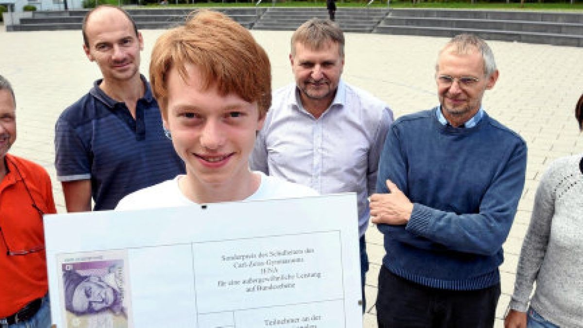 Jenaer Abiturient mit Silbermedaille von Physikolympiade in Indien zurück