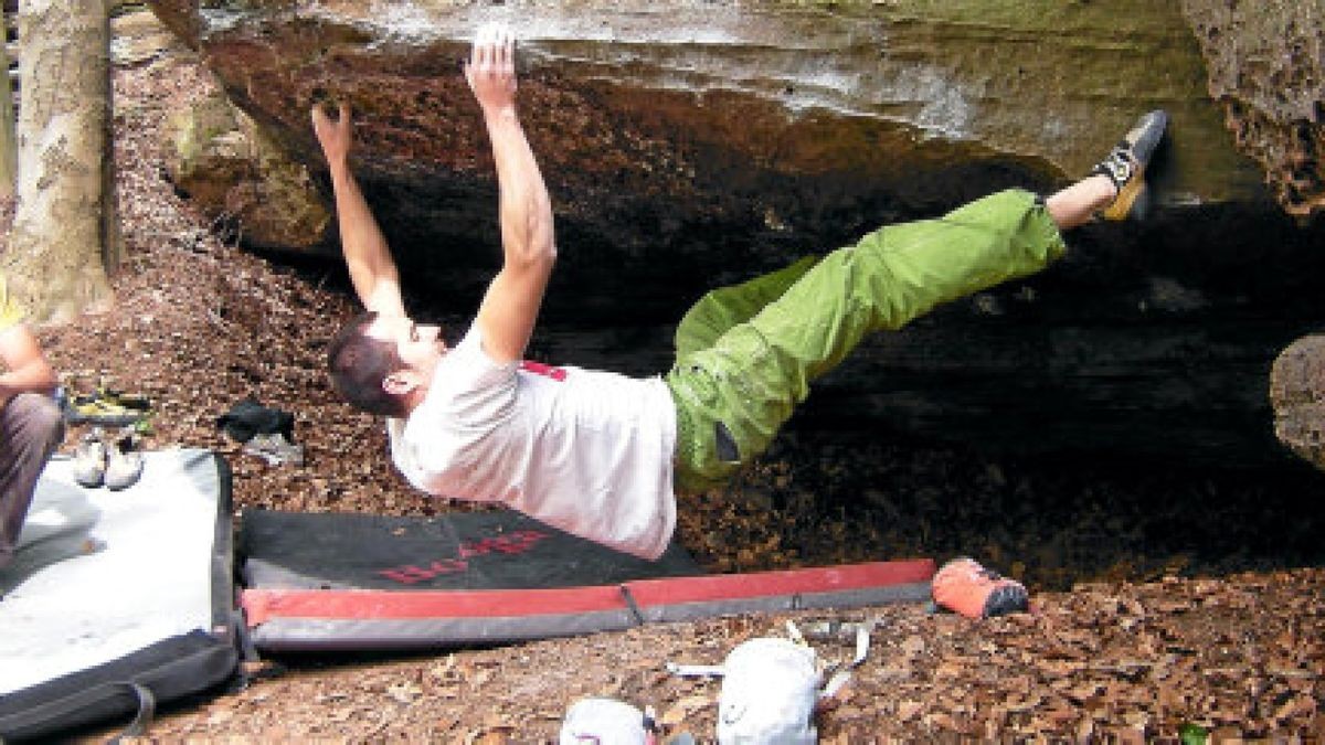 Klettern ohne Seil und Gurt beim Bouldern in Eichsfelder Wäldern