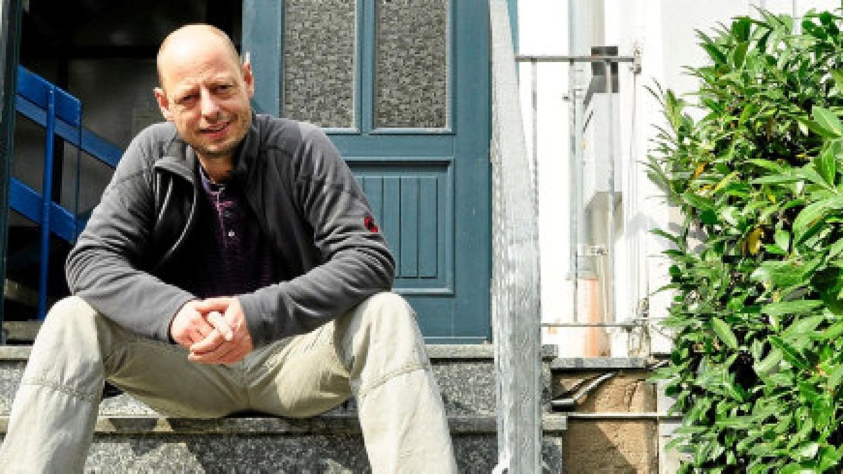 „Nackte Tatsachen“, zerrissene Hose, Schauspielerei: Jochen Ganser hat erste Rolle am Theater ...