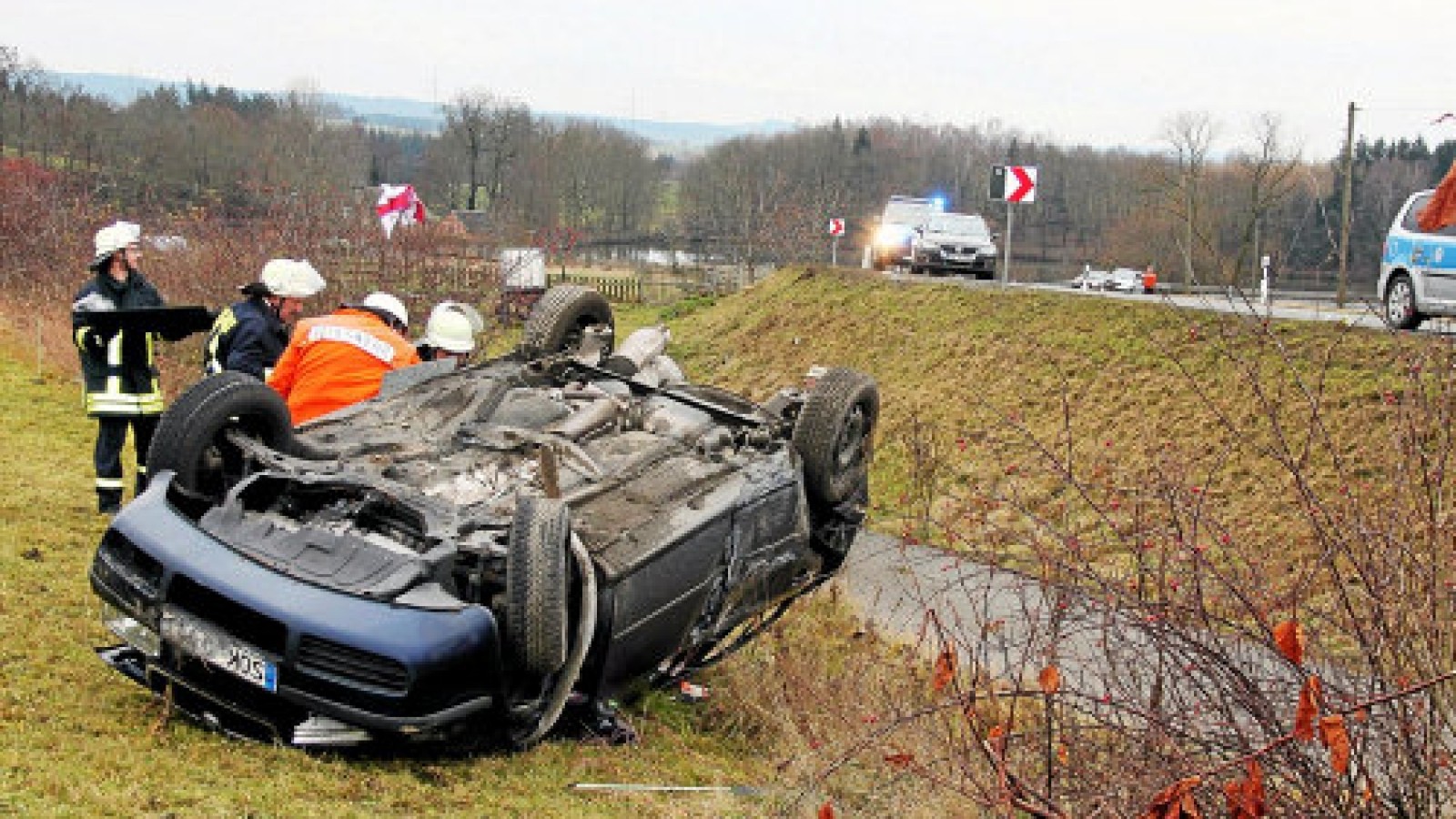 Schwerer Unfall bei Tegau – Pkw fliegt aus der Kurve