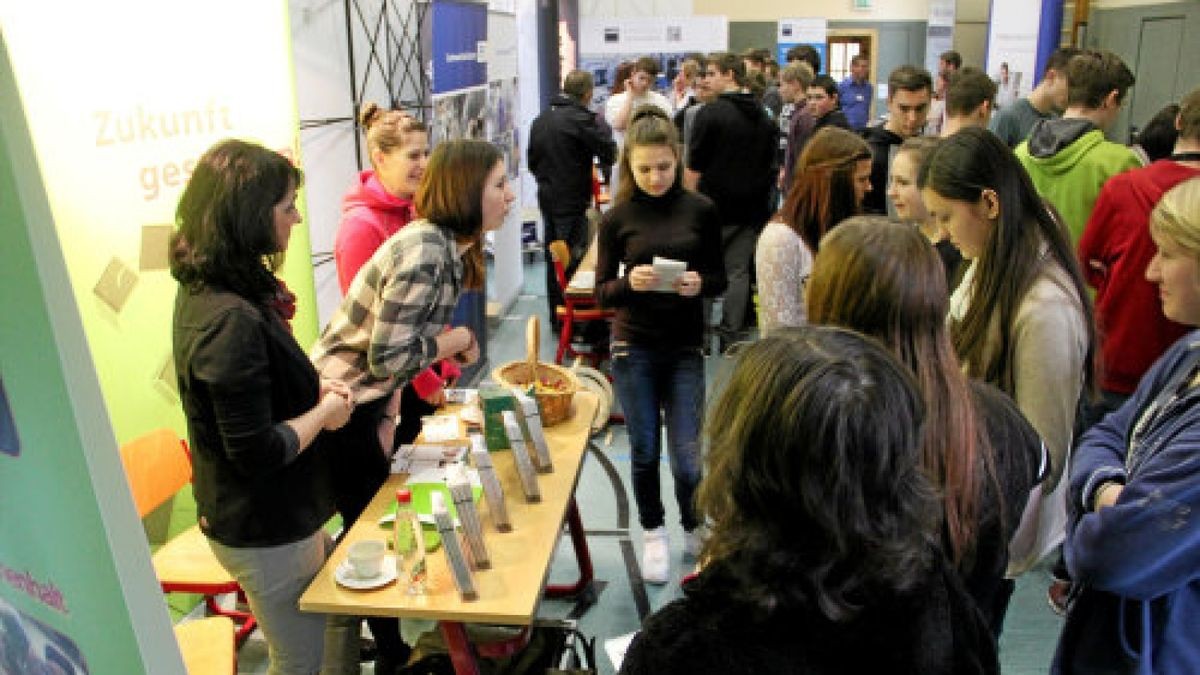17 Aussteller auf der Berufsmesse in der Max-Greil-Regelschule in Weida