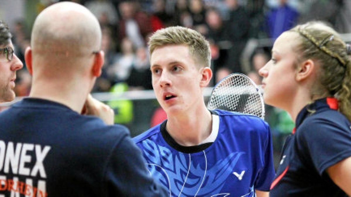 Der frühere Jenaer Julian Voigt liebäugelt bei der Badminton-DM in Gera ...
