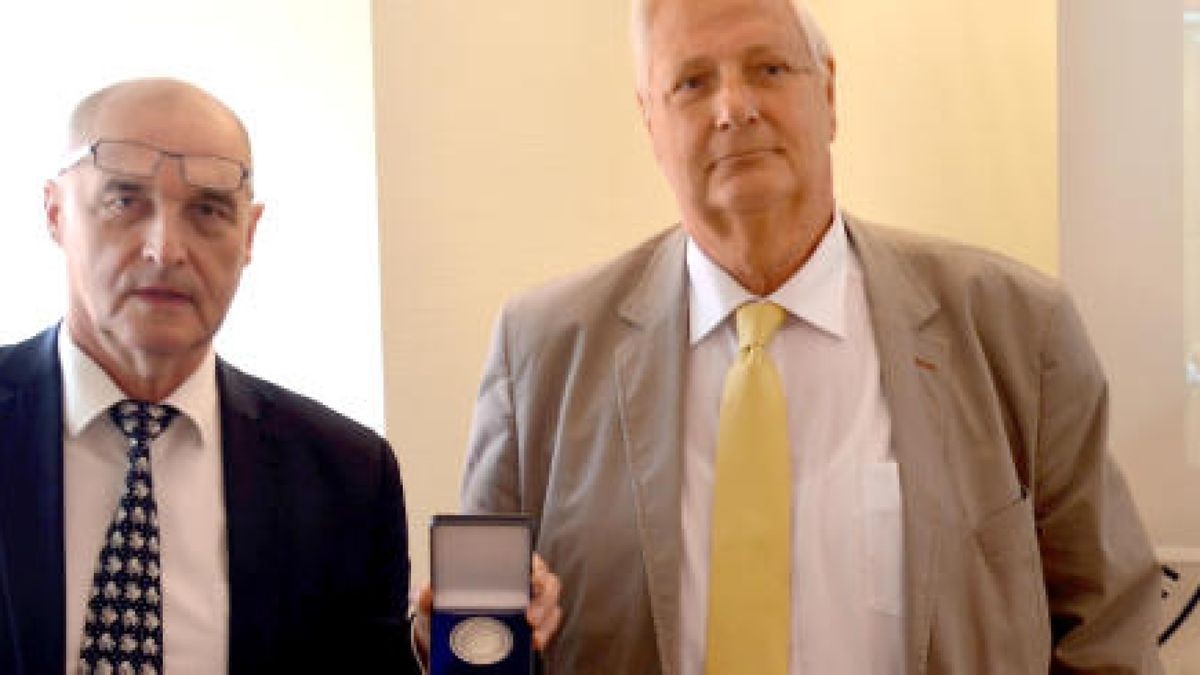 Ehrenmedaille für Bernd Jakob für seine Verdienste um das TGZ