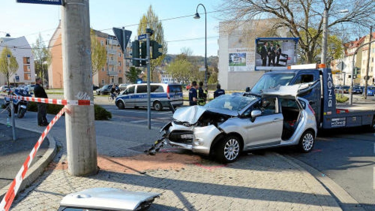 Zwei junge Frauen bei Unfall in Jena schwer verletzt: Starke Verkehrs-Beeinträchtigungen