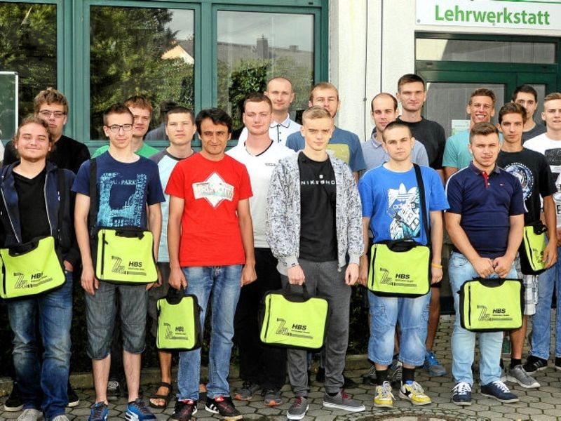 Azubis aus halb Europa starten Ausbildung bei HBS Elektrobau in Oettersdorf