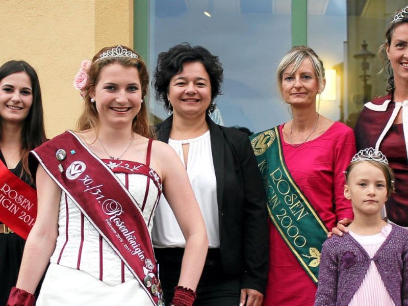 Kleine Runde zum ersten Treffen aller Rosenköniginnen in Pößneck