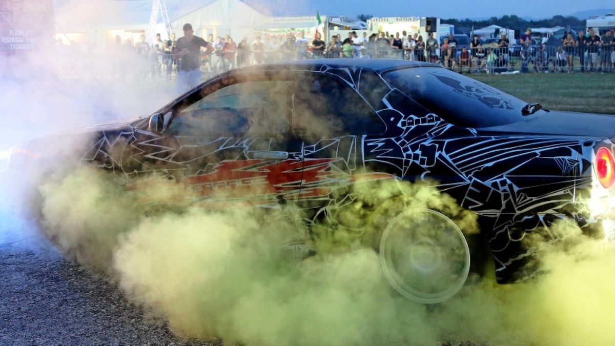 Tausende bei German Race Wars: Private Autorennen ganz legal auf dem Kindel