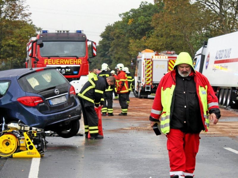 Unfall mit Gefahrgut-Lkw auf der B 281 zwischen Pößneck und Oppurg