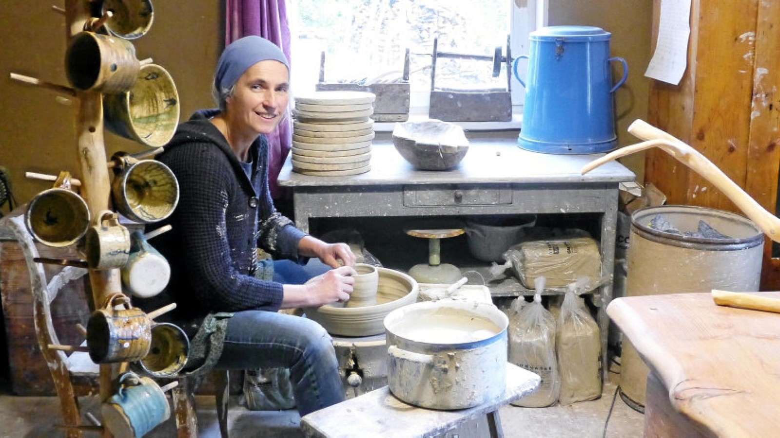Rustikales Steinzeug aus der neuen Töpferwerkstatt auf dem Mölmeshof