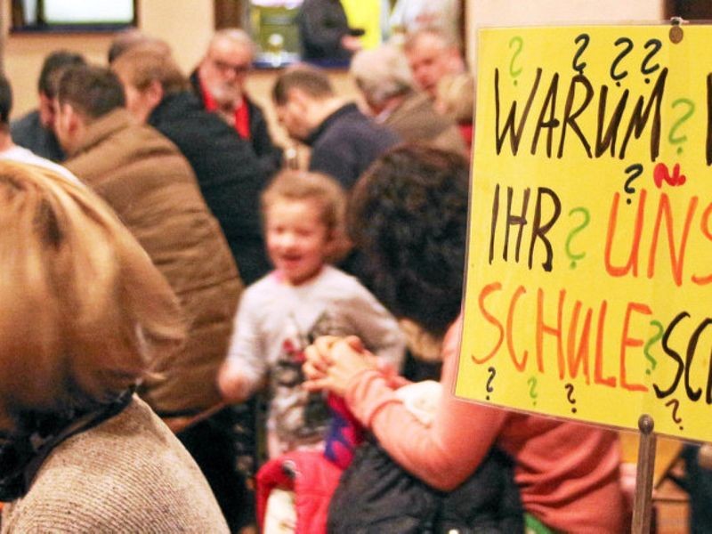 Kinder werden plötzlich in andere Schule abgeschoben