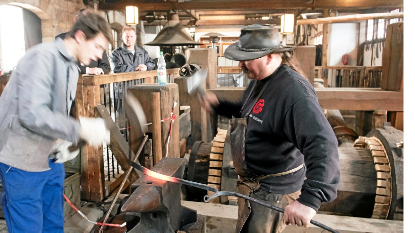Schüler schmieden mit