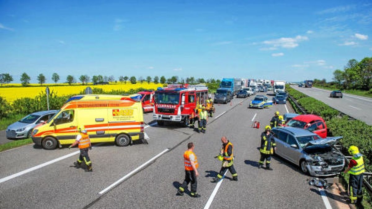 Unfall mit Lkw und mehreren Pkw auf der A4
