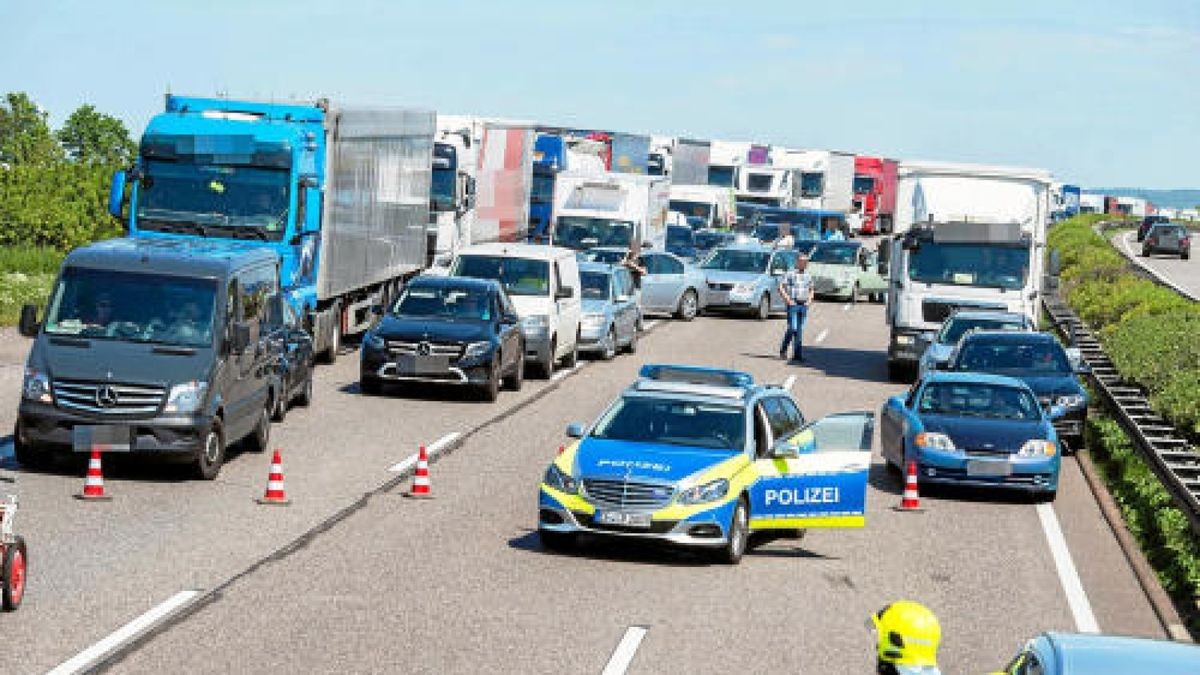 Unfall mit Lkw und mehreren Pkw auf der A4