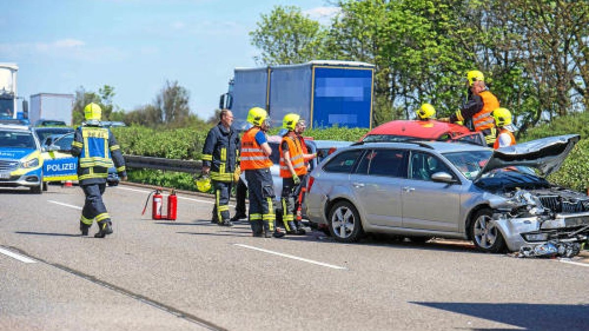 Unfall mit Lkw und mehreren Pkw auf der A4