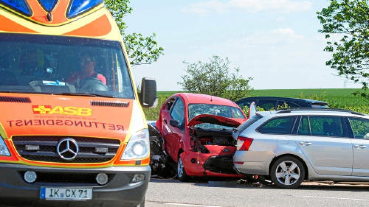 Unfall mit Lkw und mehreren Pkw auf der A4