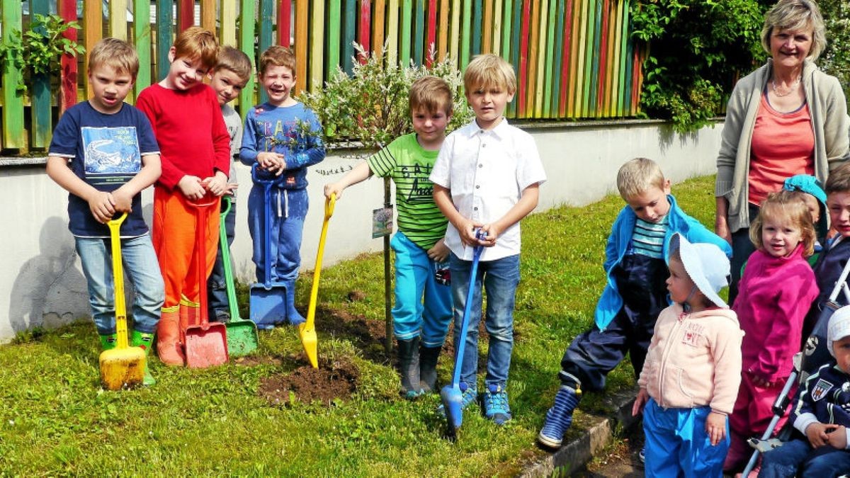 Kinder pflanzen Baum
