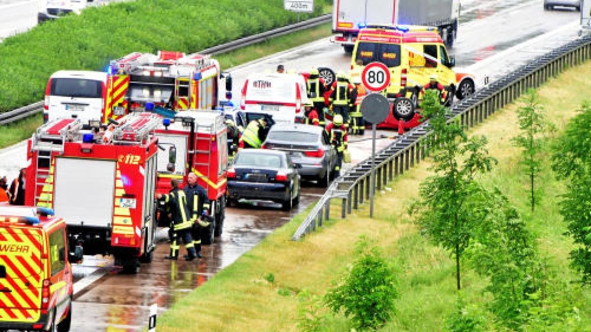 A71 bei Ilmenau: Auto landet nach Unfall auf Dach