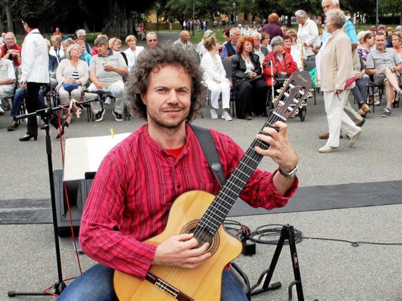 Ralf Dietsch lockt rund 500 Zuhörer zur „Kultur im Küchengarten“ in Gera