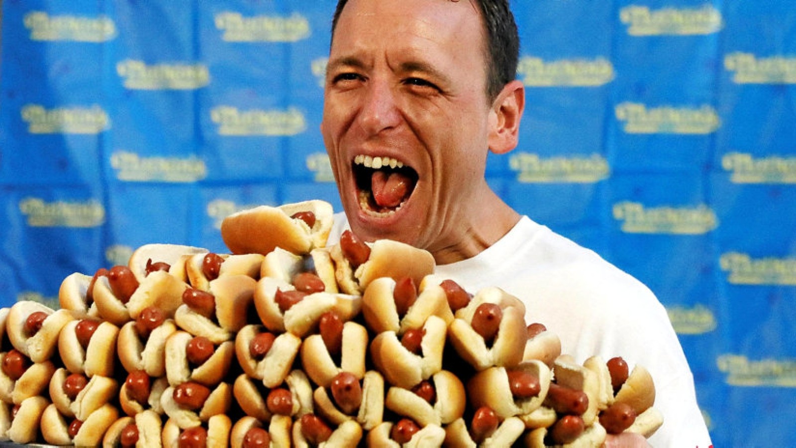 72 Würstchen in zehn Minuten – Rekord im Hotdog-Wettessen