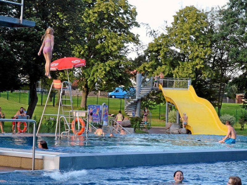 Heiße Temperaturen locken bis abends ins Freibad in Triptis