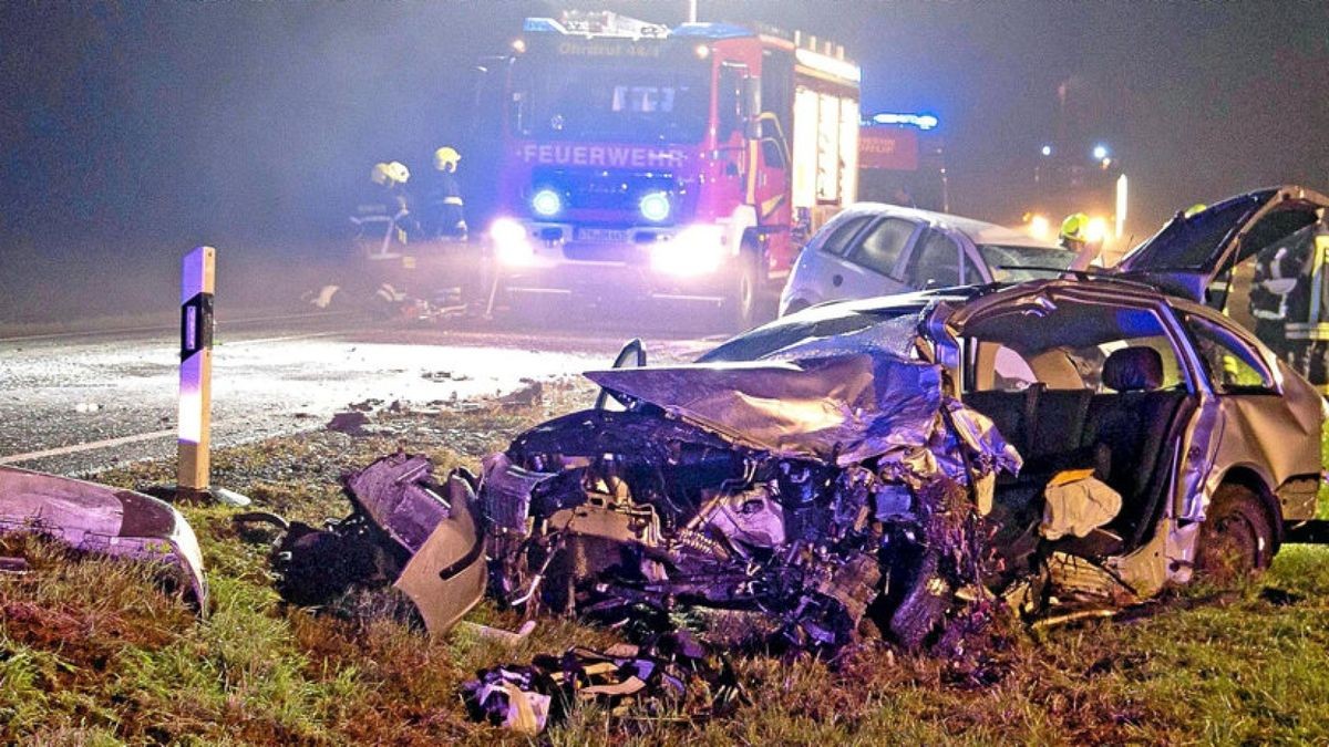 Unfall im dichten Nebel: Zwei Menschen sterben nach Frontalcrash