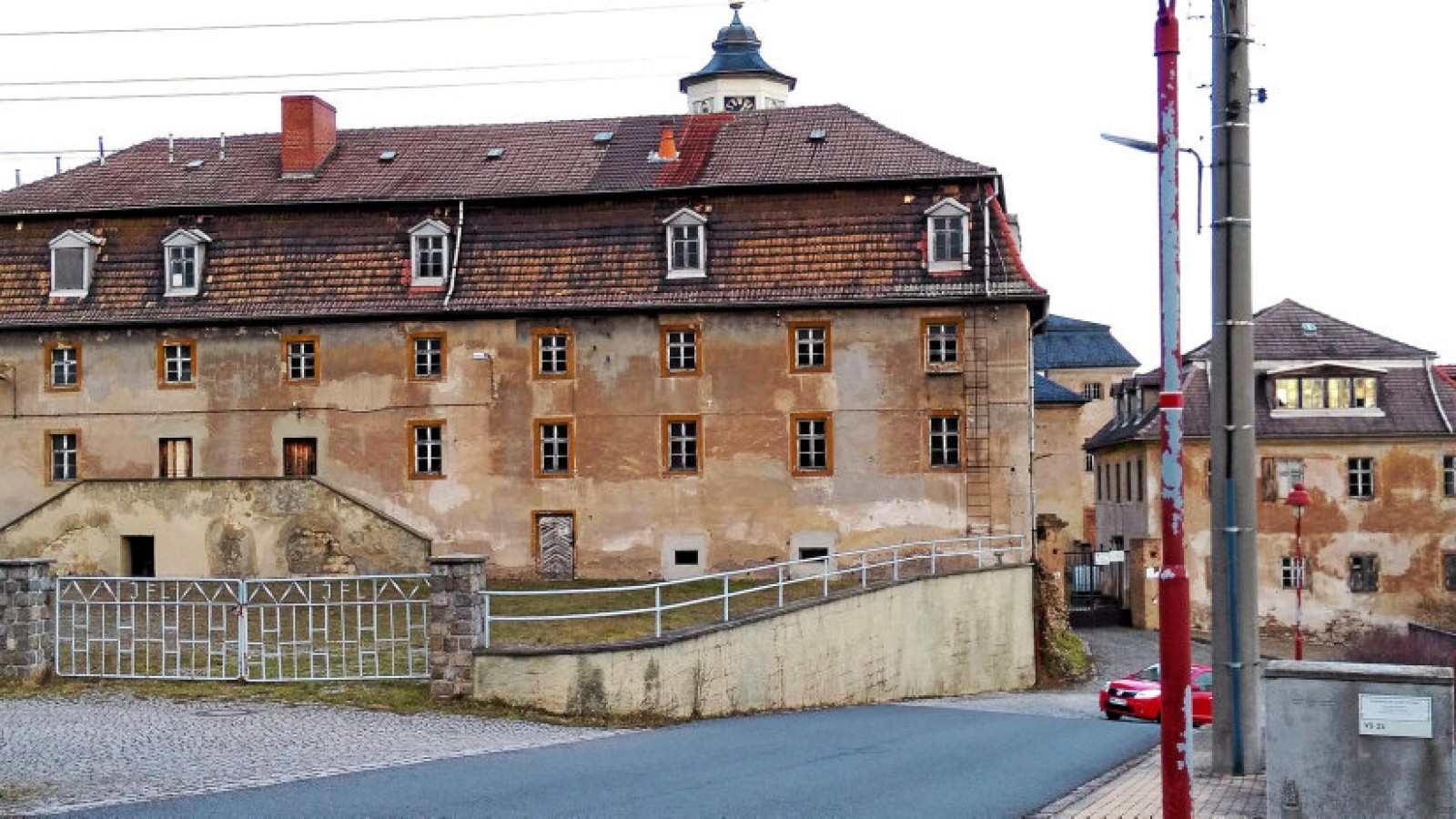 Ausbleiben der Gebietsreform versetzt Schloss Crossen in unsichere Lage