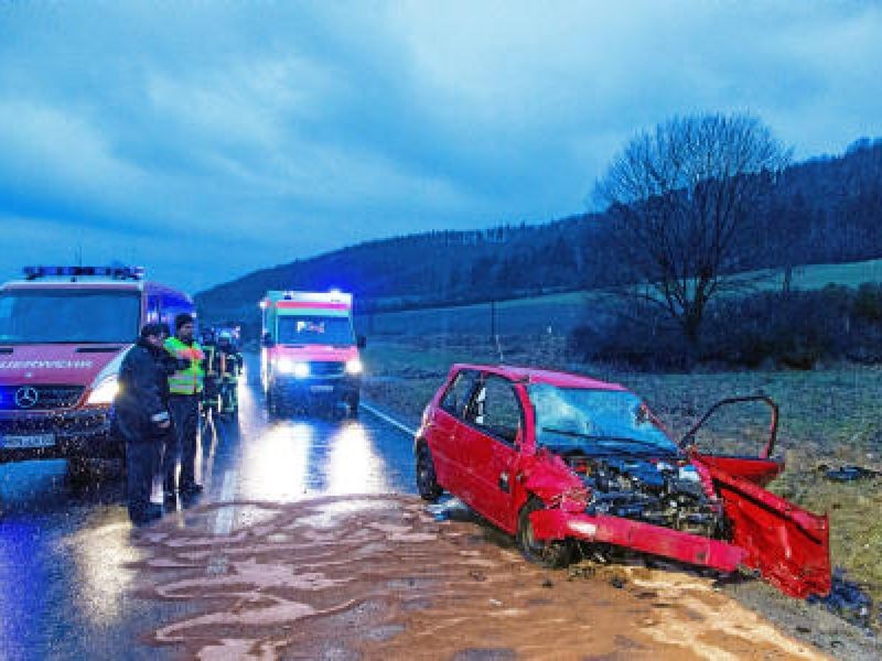 Schwerer Unfall kostet Menschenleben: 27-Jähriger schleudert in Gegenverkehr