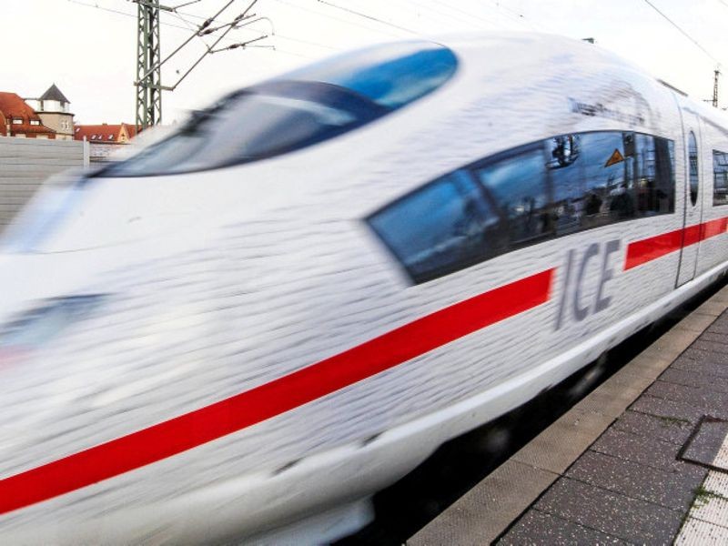 Panne bei ICE-Premierenfahrt: Sonderzug Berlin-München bleibt vor ...