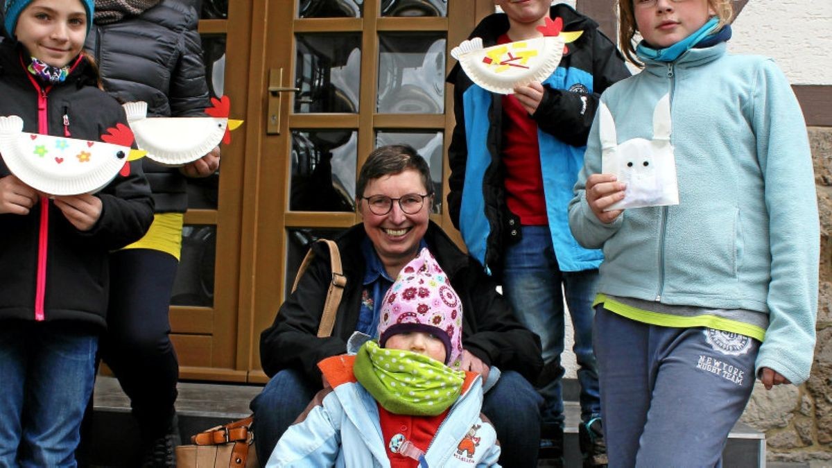 Ein Huhn aus einem Pappteller