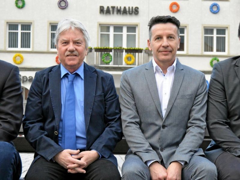 Die vier Kandidaten für das Amt in Triptis positionieren sich auf dem ...