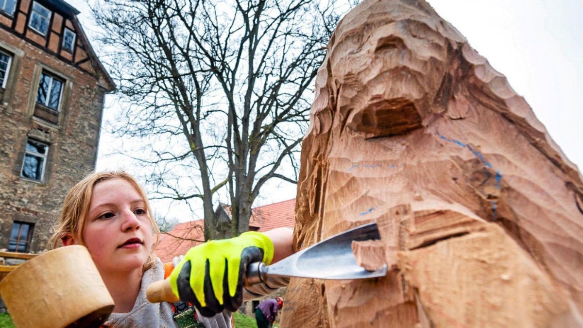 Nonnen und ein Mönch aus Holz für das Jubiläum von Kloster Anrode
