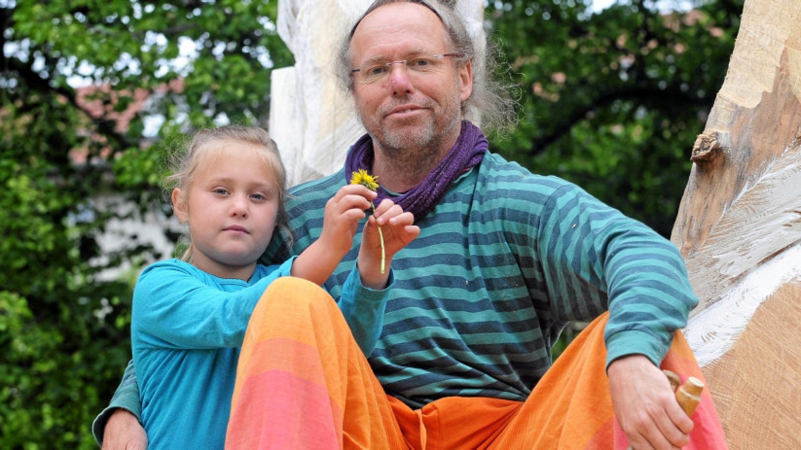 Bildhauer Gernot Ehrsam haucht Esche neues Leben ein