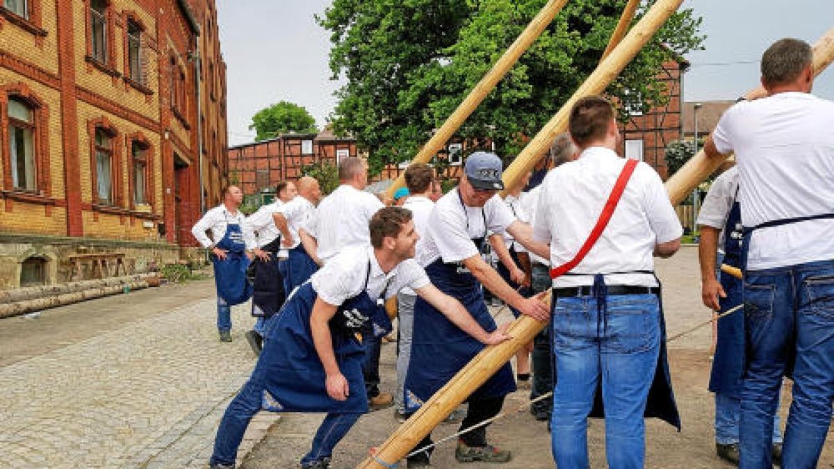 Ein Maibaum zum Männertag in Bobeck