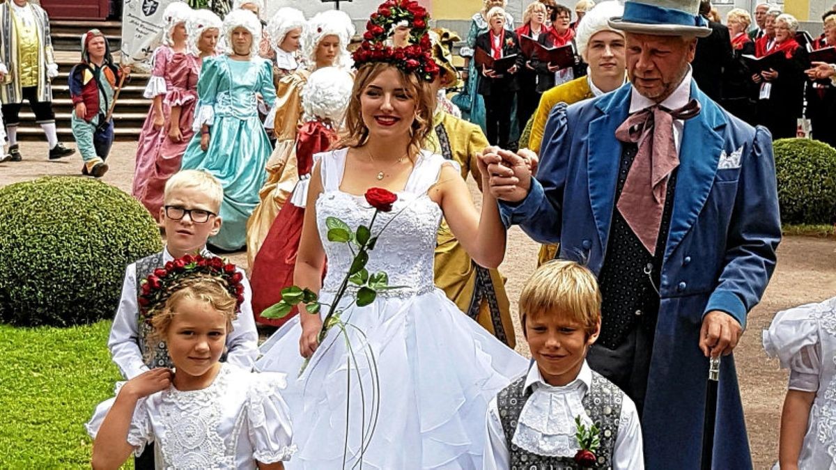 Dornburg: Erster offizieller Auftritt für neue Rosenkönigin Lilly