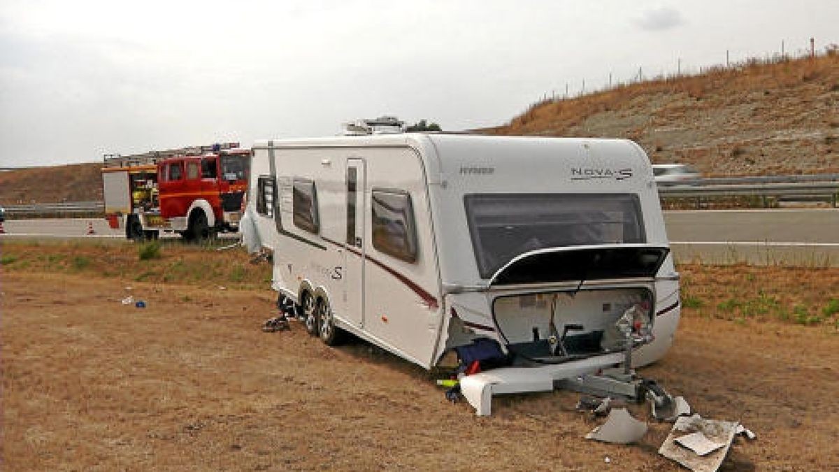 Unfall mit Wohnwagen auf der A71