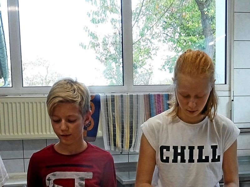 Kinder backen Brot in Arnsgrün