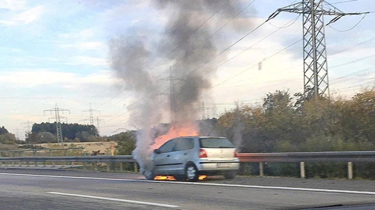 Technischer Defekt: Auto brennt auf Seitenstreifen bei Weimar lichterloh