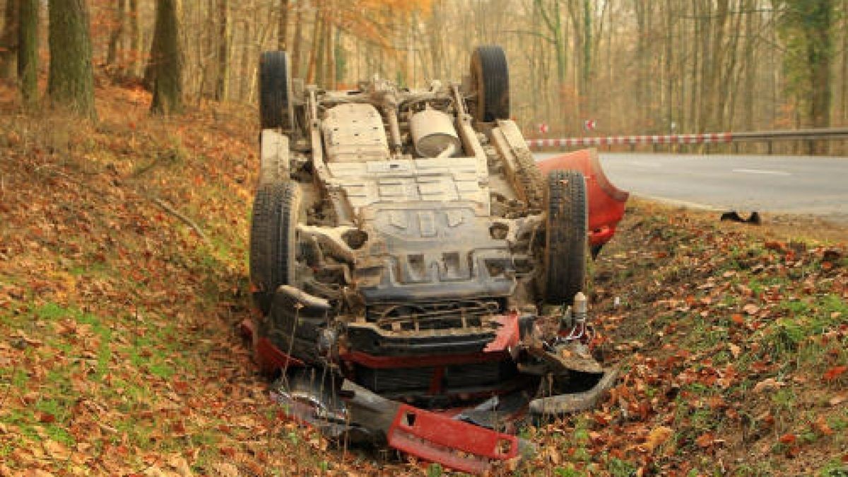 Auto landet bei Unfall auf der B249 auf dem Dach