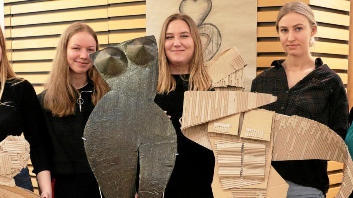 Stadtroda: Gymnasiasten zeigen Pappfiguren und Bilder